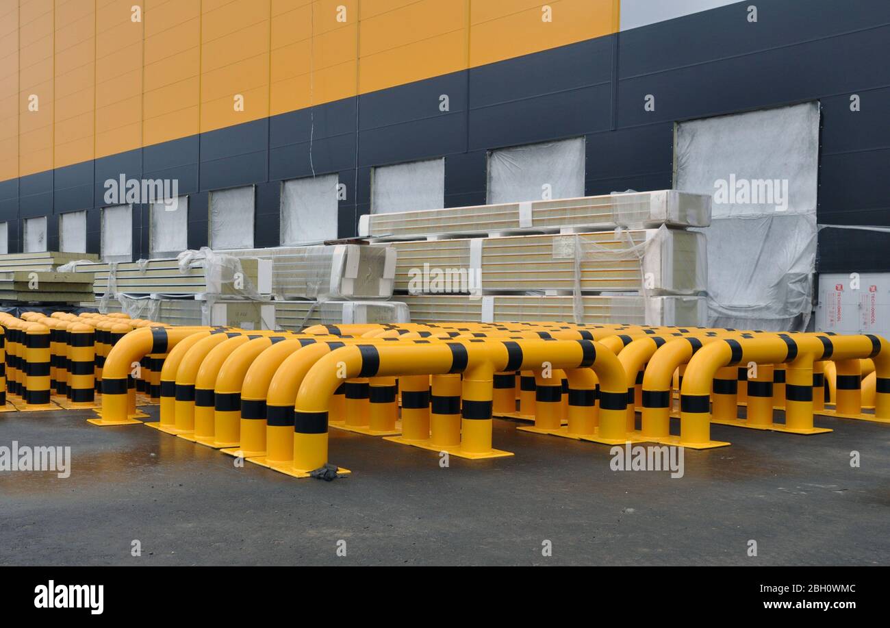 Black and yellow poles hi-res stock photography and images - Alamy