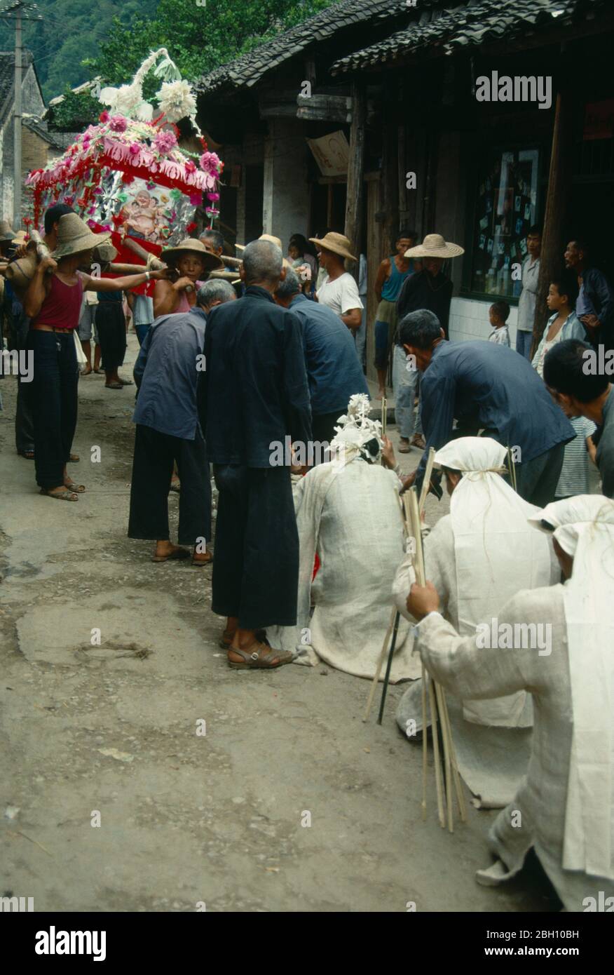 Chinese funeral mourners hi-res stock photography and images - Alamy