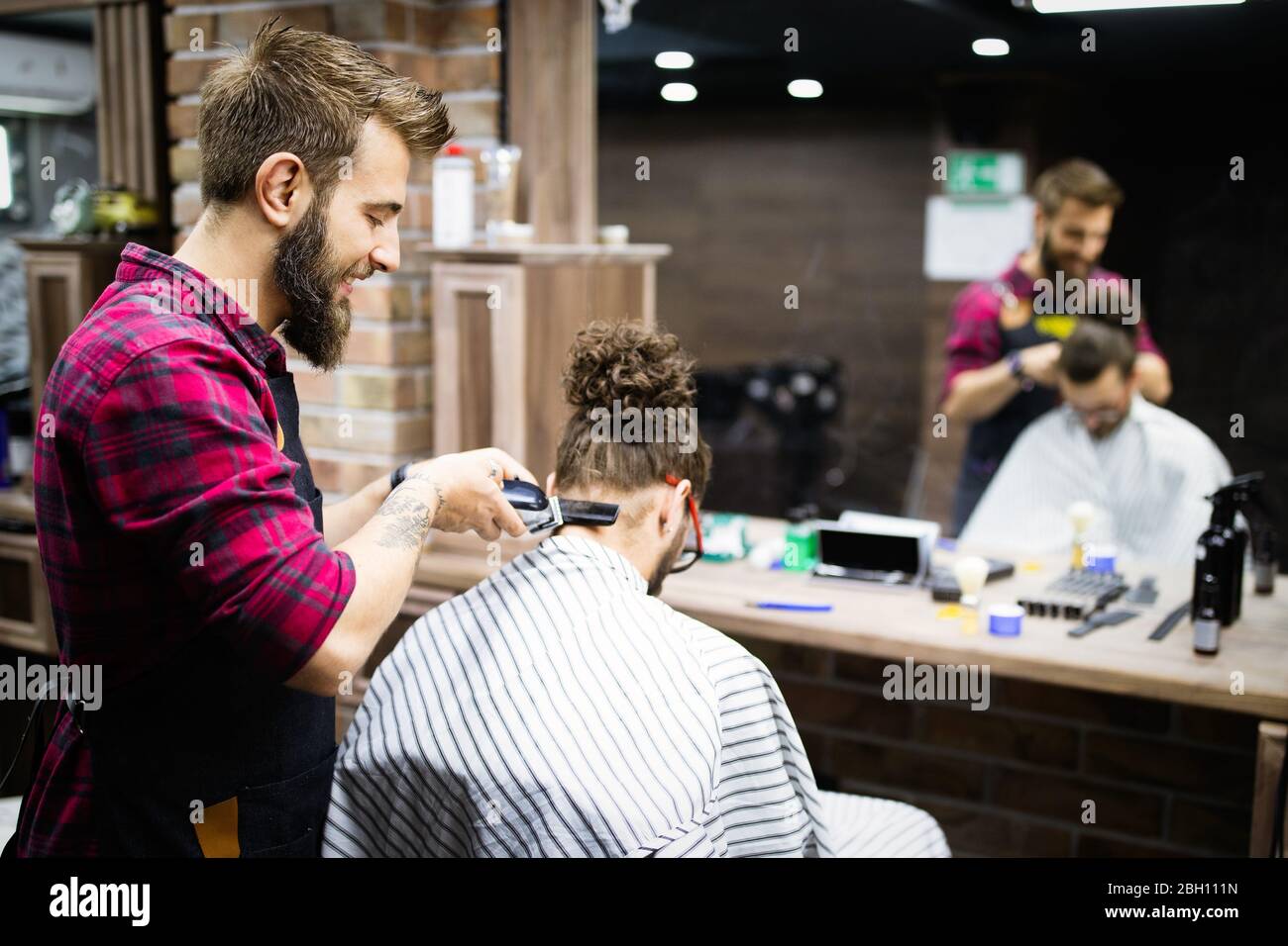Man having hair cut salon hi-res stock photography and images - Alamy