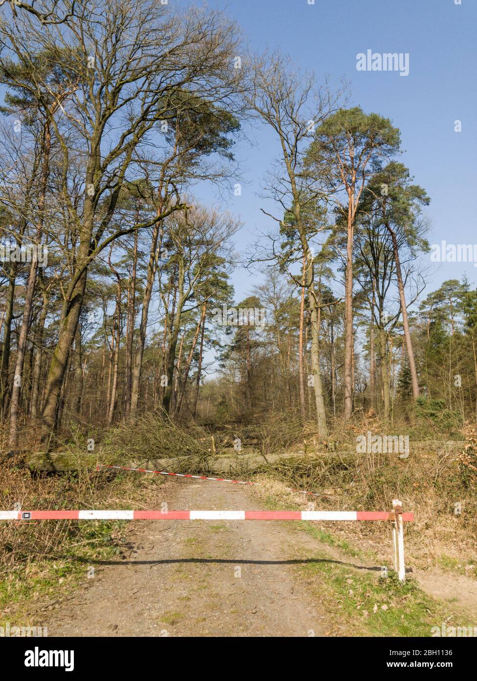 Metal barrier hi-res stock photography and images - Alamy