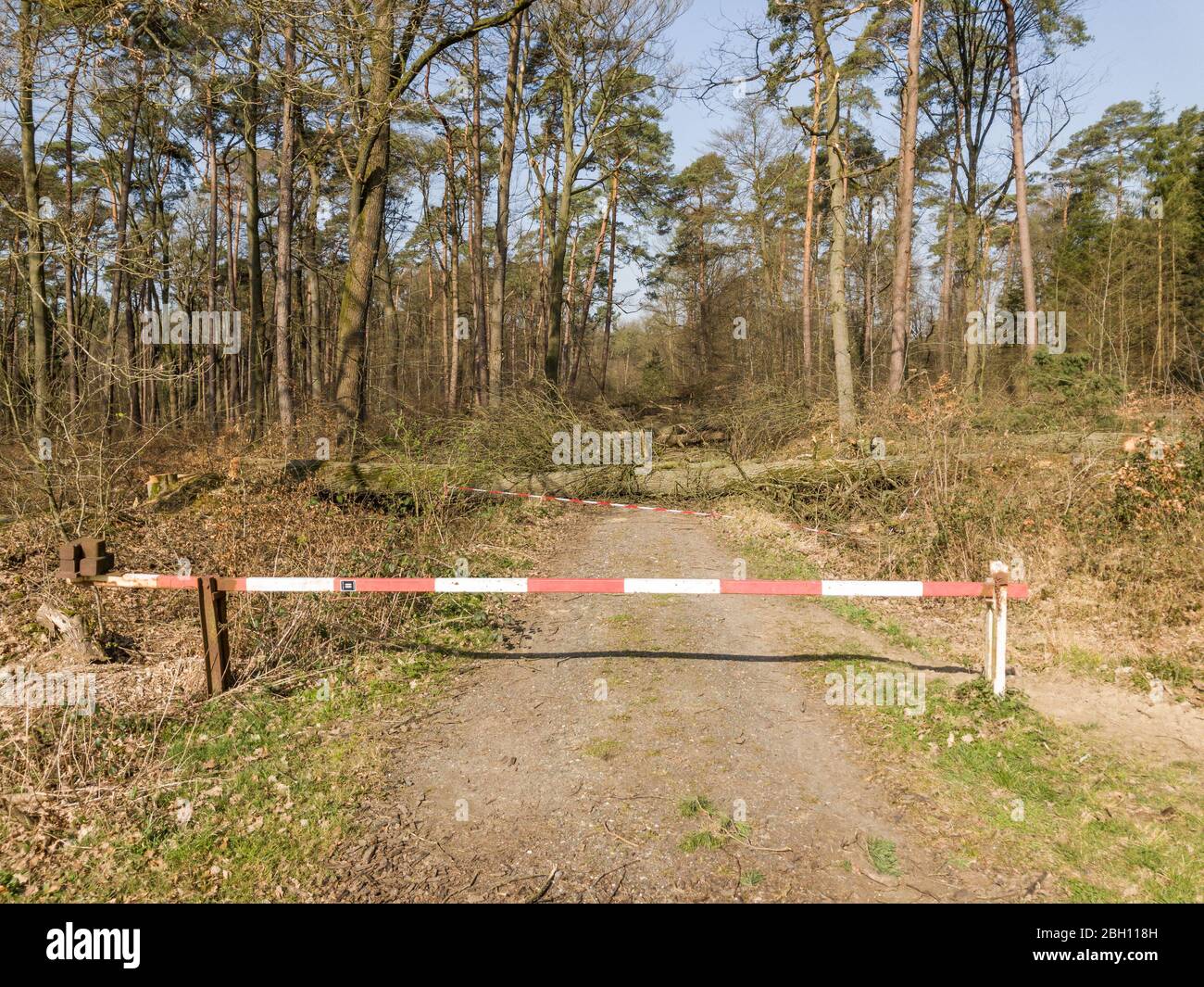 Metal barrier hi-res stock photography and images - Alamy