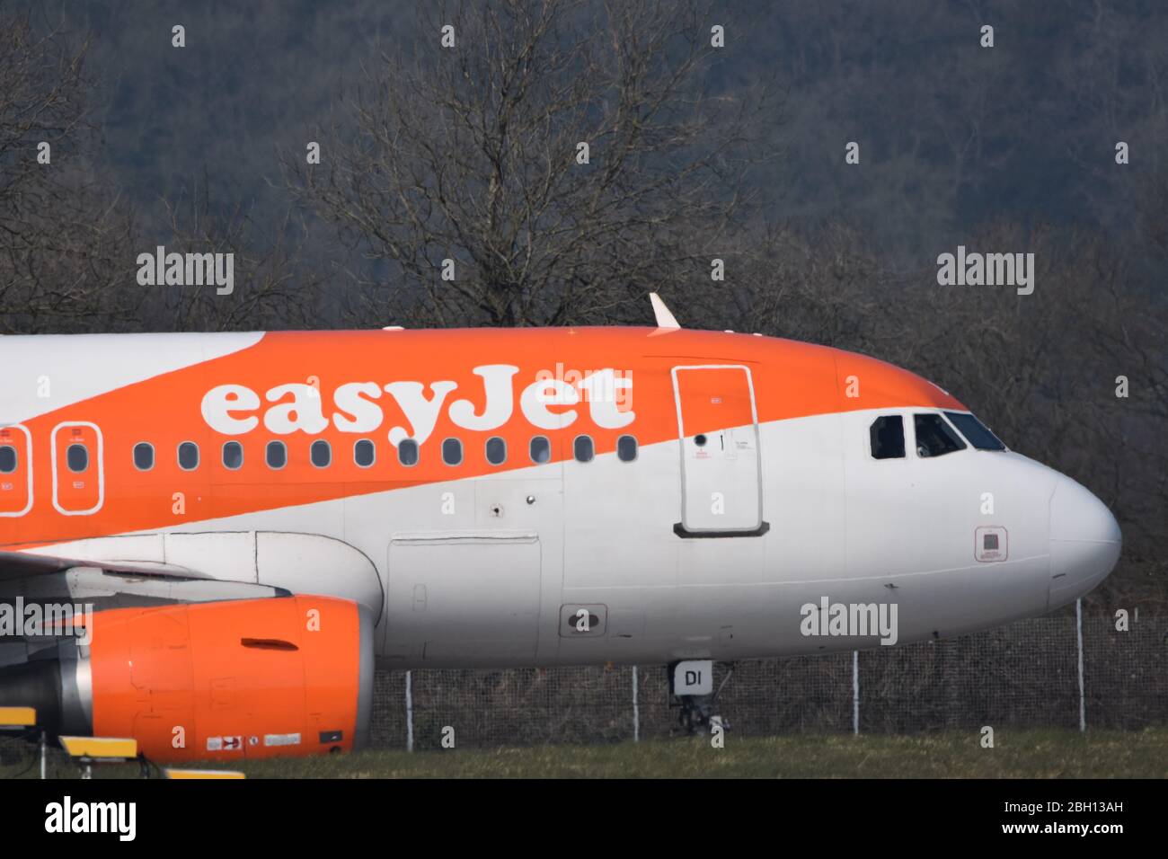 Easyjet plane pics hi-res stock photography and images - Alamy