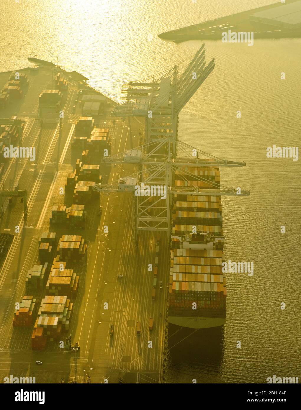 Long beach container terminal hi-res stock photography and images - Alamy
