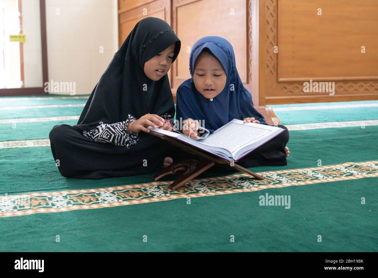 kid muslim reading quran in the mosque during ramadan Stock Photo - Alamy