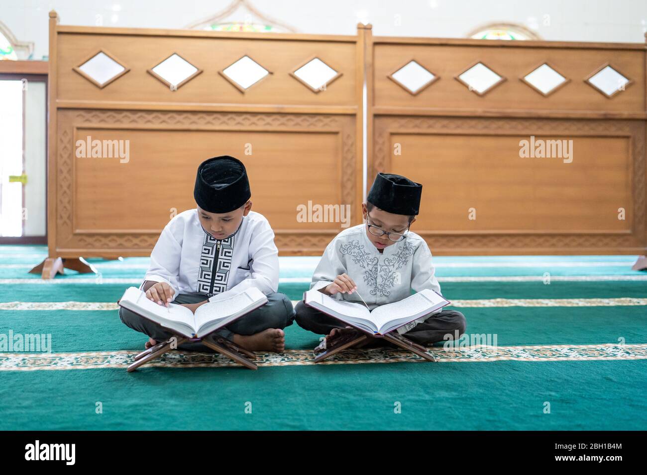 Child reading quran hi-res stock photography and images - Alamy