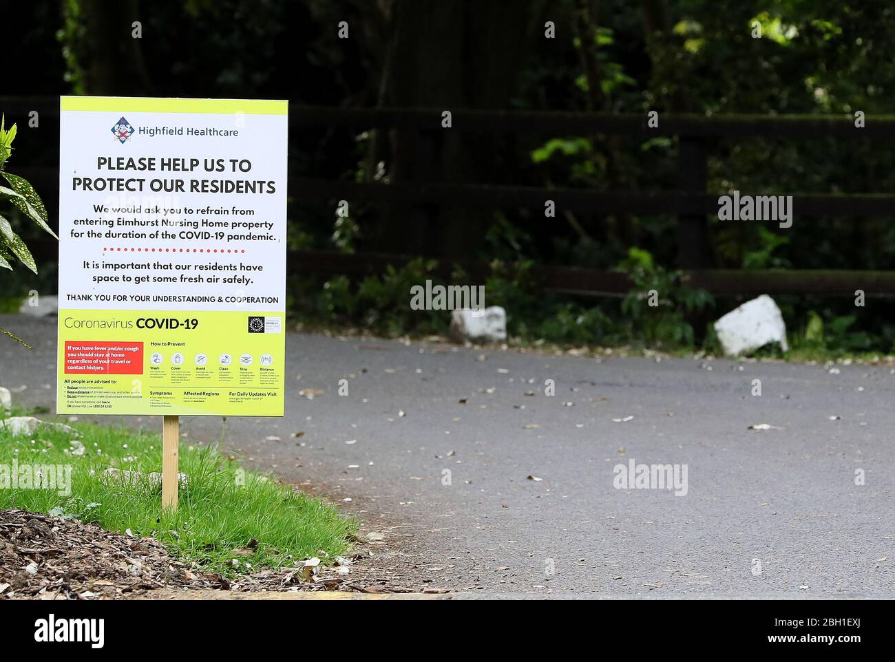 Curb signs hi-res stock photography and images - Alamy