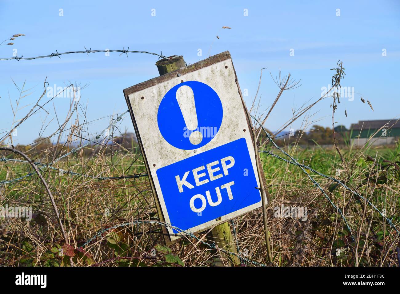 Keep out sign and field hi-res stock photography and images - Alamy