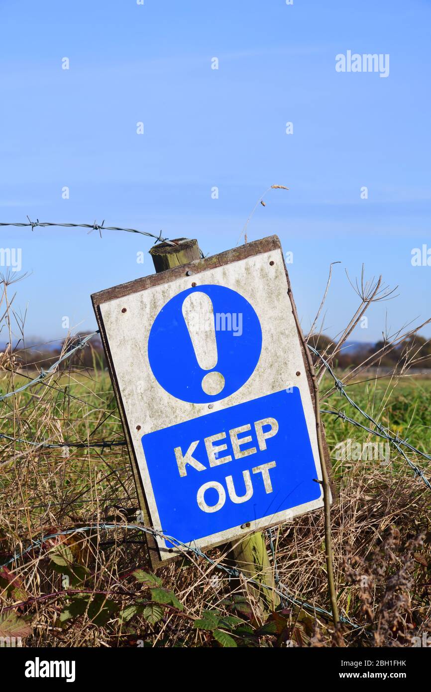 Country road barbed wire fence hi-res stock photography and images - Alamy