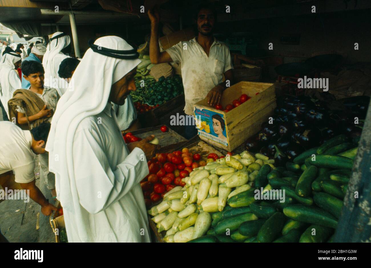 Qatari man in traditional dress hi-res stock photography and images - Alamy