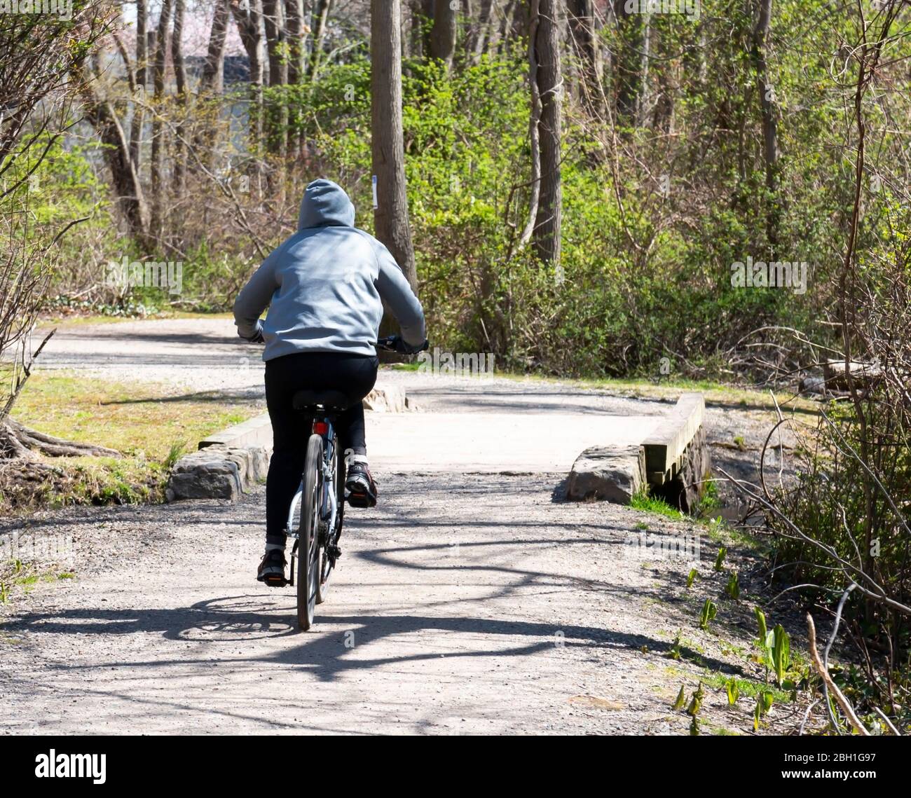 Bike riding no helmet hi-res stock photography and images - Alamy