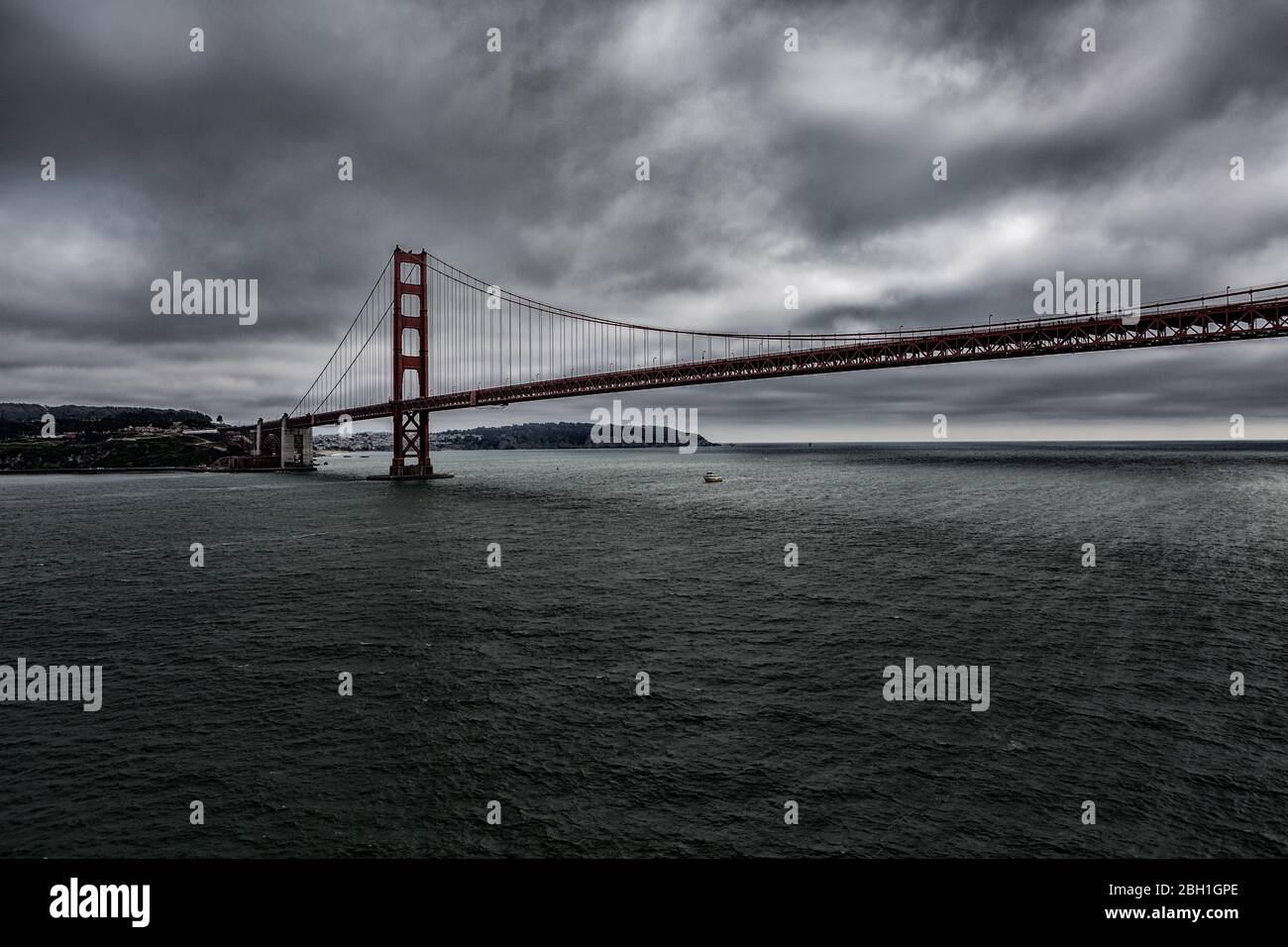 Golden Gate Bridge in San Francisco viewed from a cruise ship ...