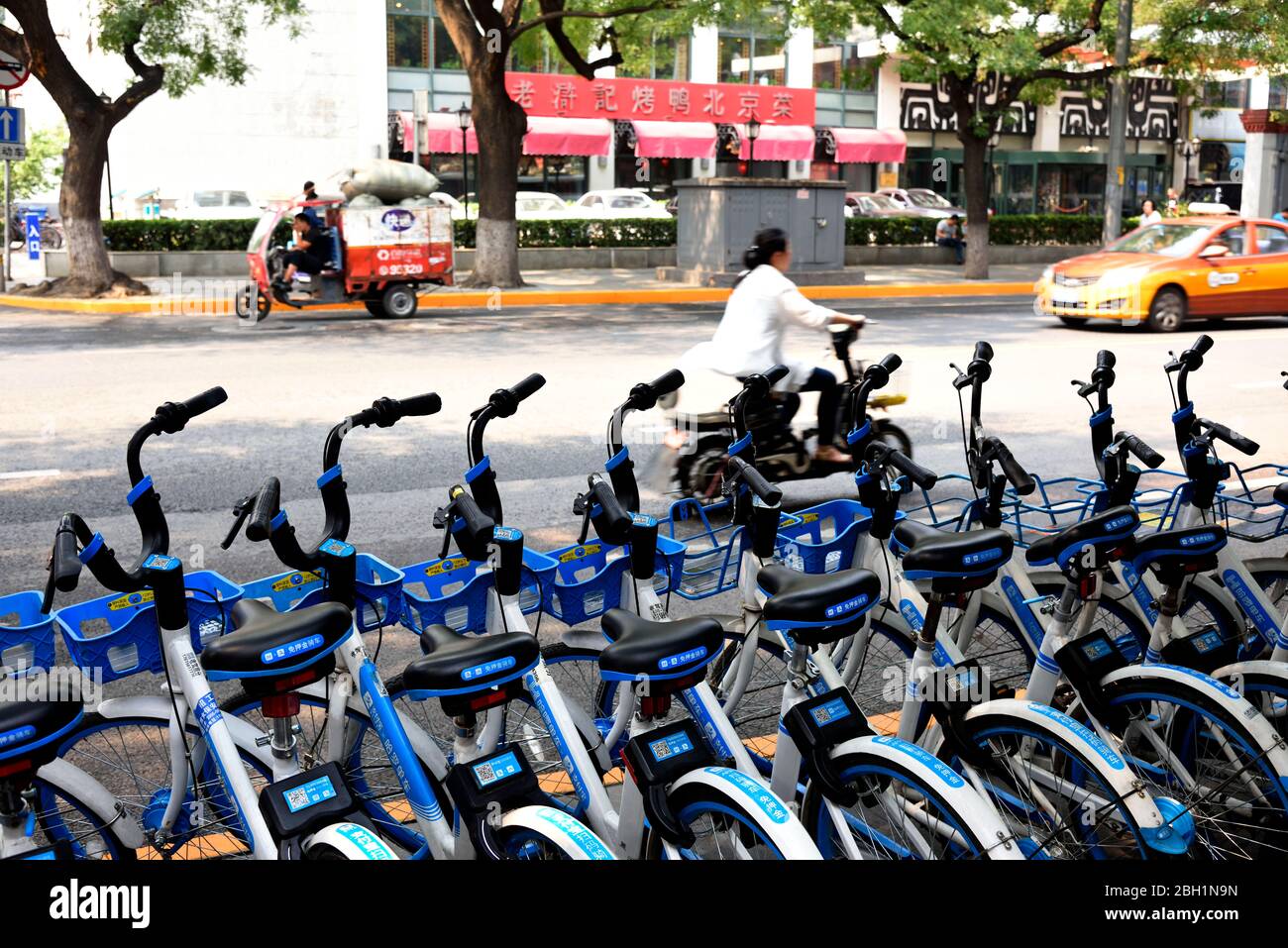 Getting around by bicycle hi-res stock photography and images - Alamy
