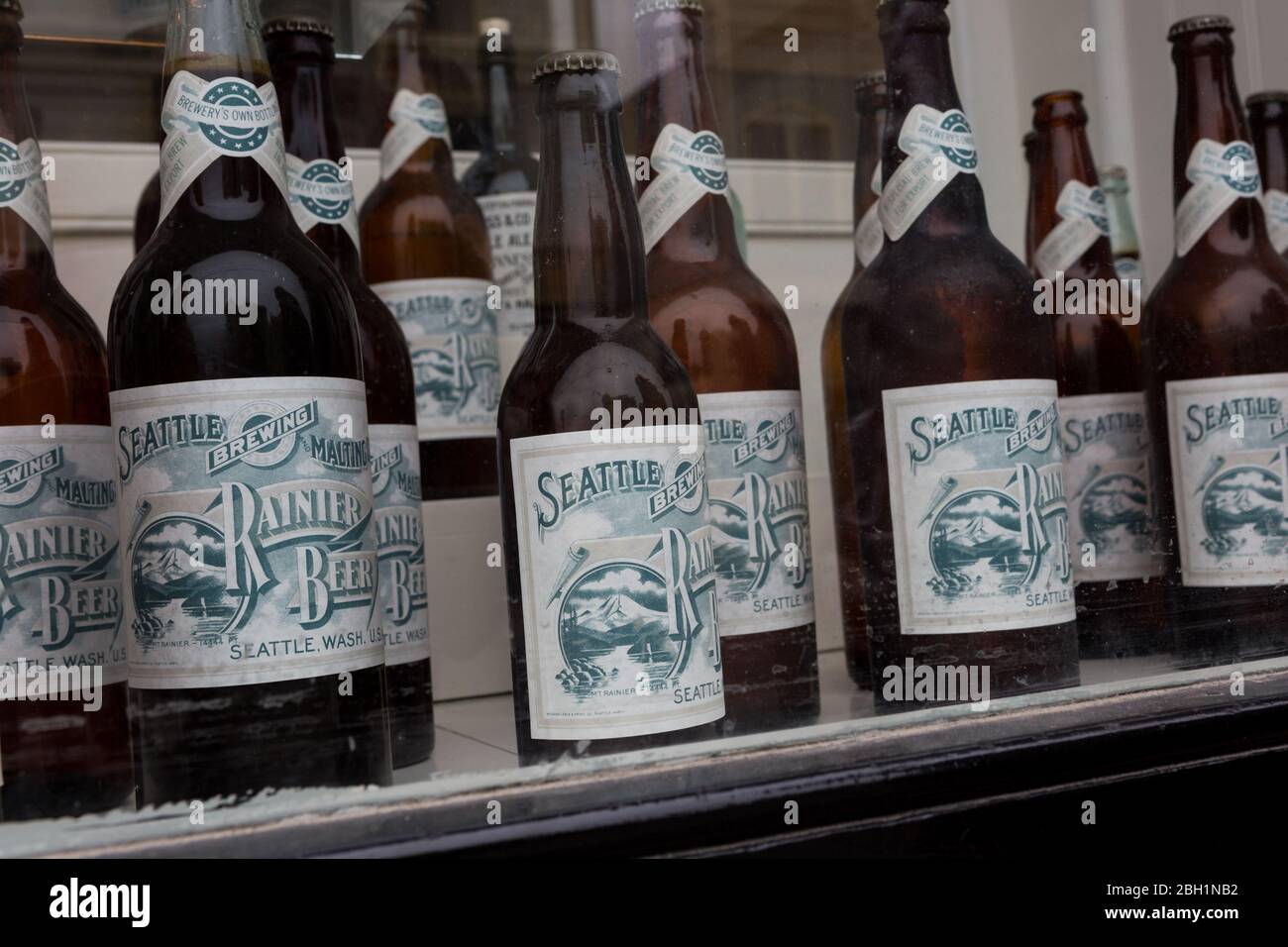 Old beer bottles hi-res stock photography and images - Alamy