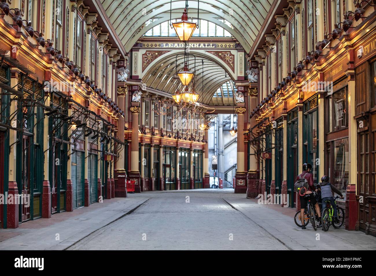 Family inside in lockdown uk hi-res stock photography and images - Alamy