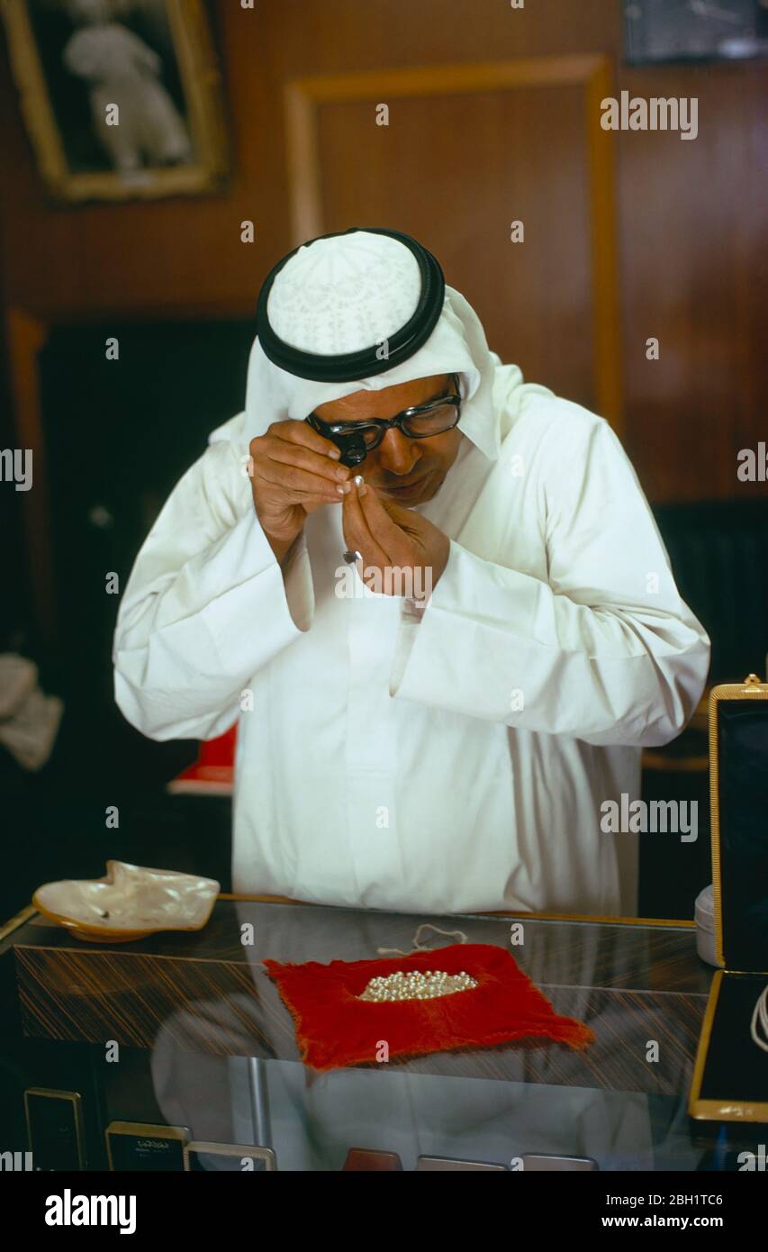 Qatari man in traditional dress hi-res stock photography and images - Alamy