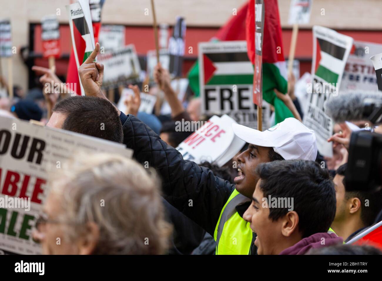 Protester giving the finger to Zionist counter-protesters at the ...