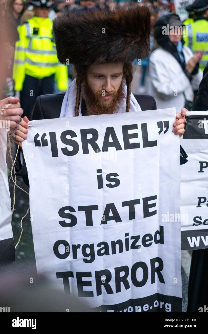 Portrait of an Orthodox Jew marching in support of Palestine at the ...