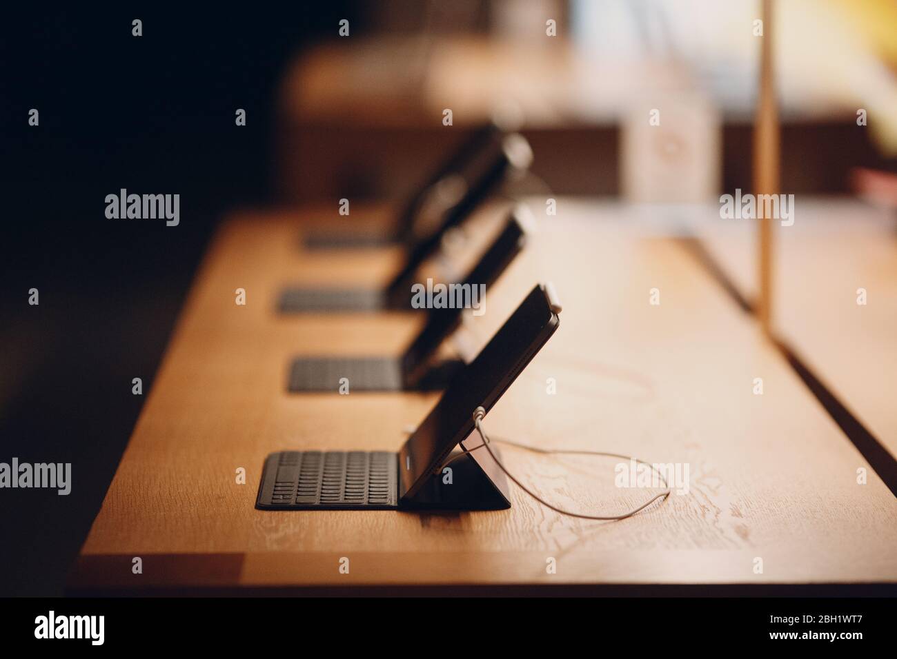 Cell phones display store hi-res stock photography and images - Alamy