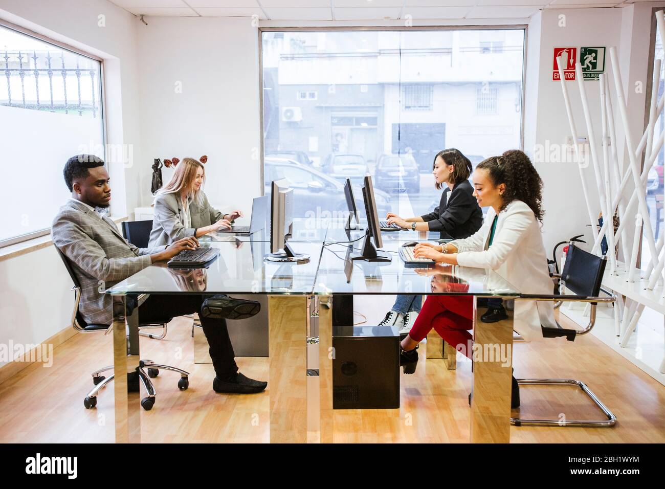 Modern office working computers hi-res stock photography and images - Alamy