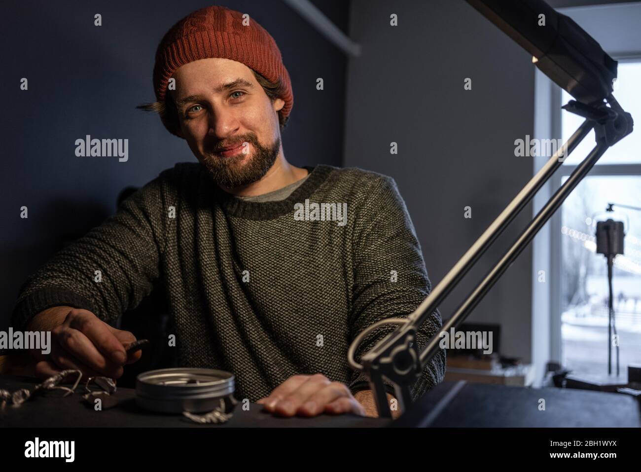 Goldsmith working on workbench hi-res stock photography and images - Alamy