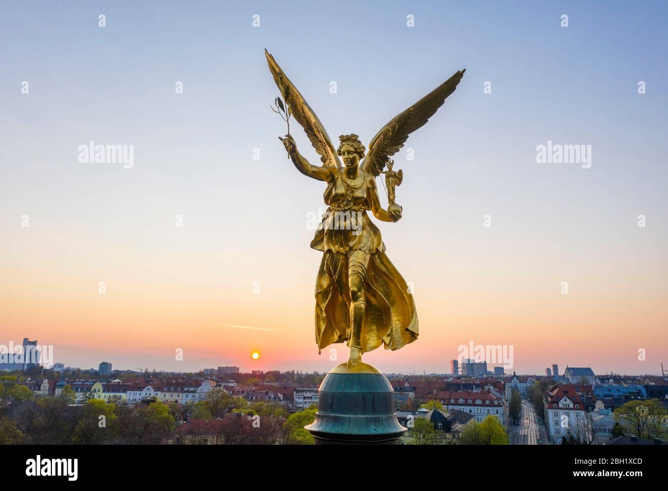 Monument golden statue golden angel hi-res stock photography and images ...