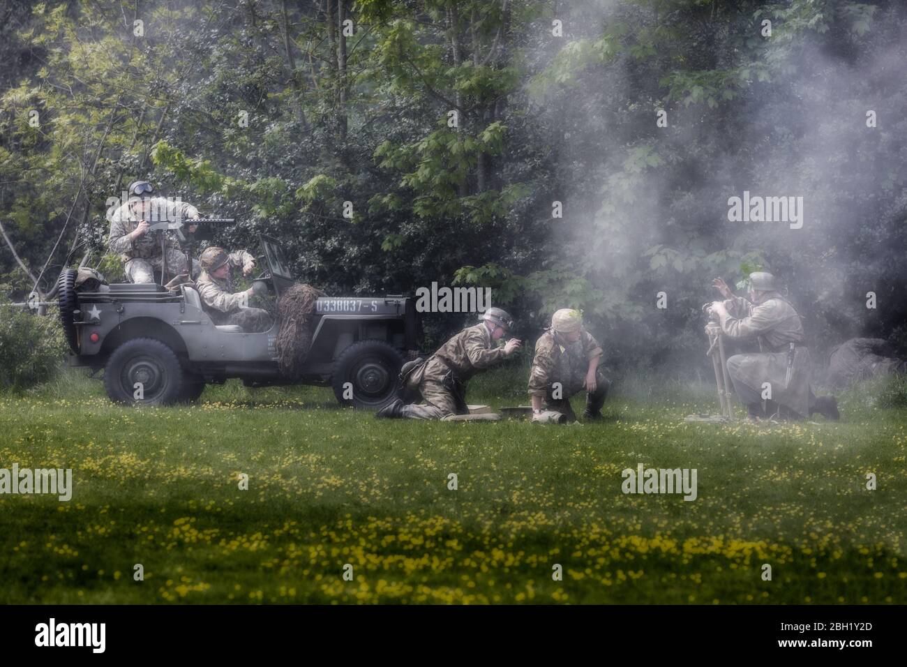Ww2 troops on the battlefield hi-res stock photography and images - Alamy