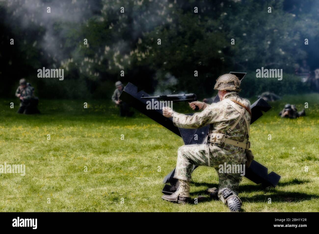 Ww2 troops on the battlefield hi-res stock photography and images - Alamy