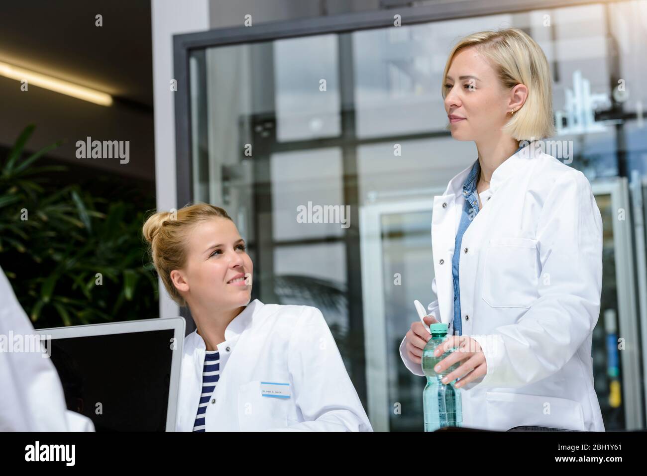 Hospital group meeting table hi-res stock photography and images - Alamy