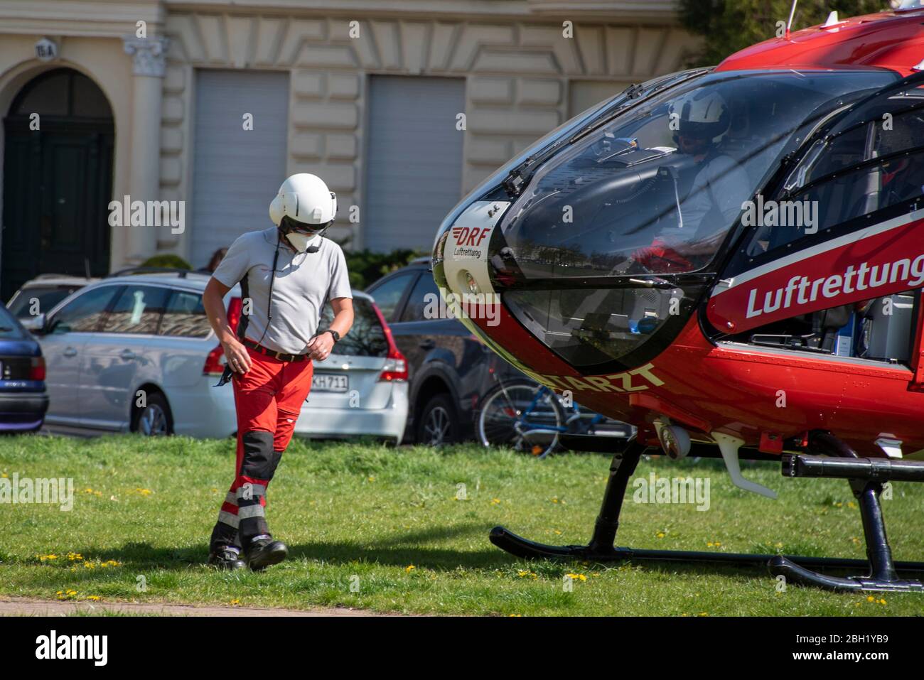 Magdeburg, Germany. 17th Apr, 2020. An emergency paramedic wearing a ...