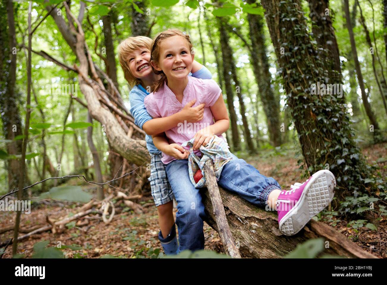 4 girl friends hugging hi-res stock photography and images - Alamy
