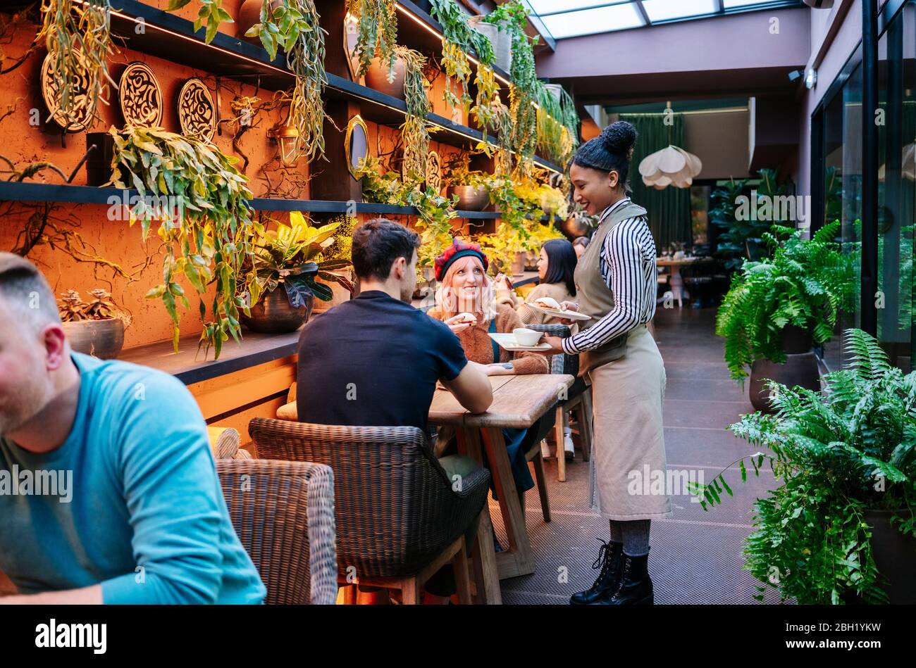 People sitting in restaurant hi-res stock photography and images - Alamy