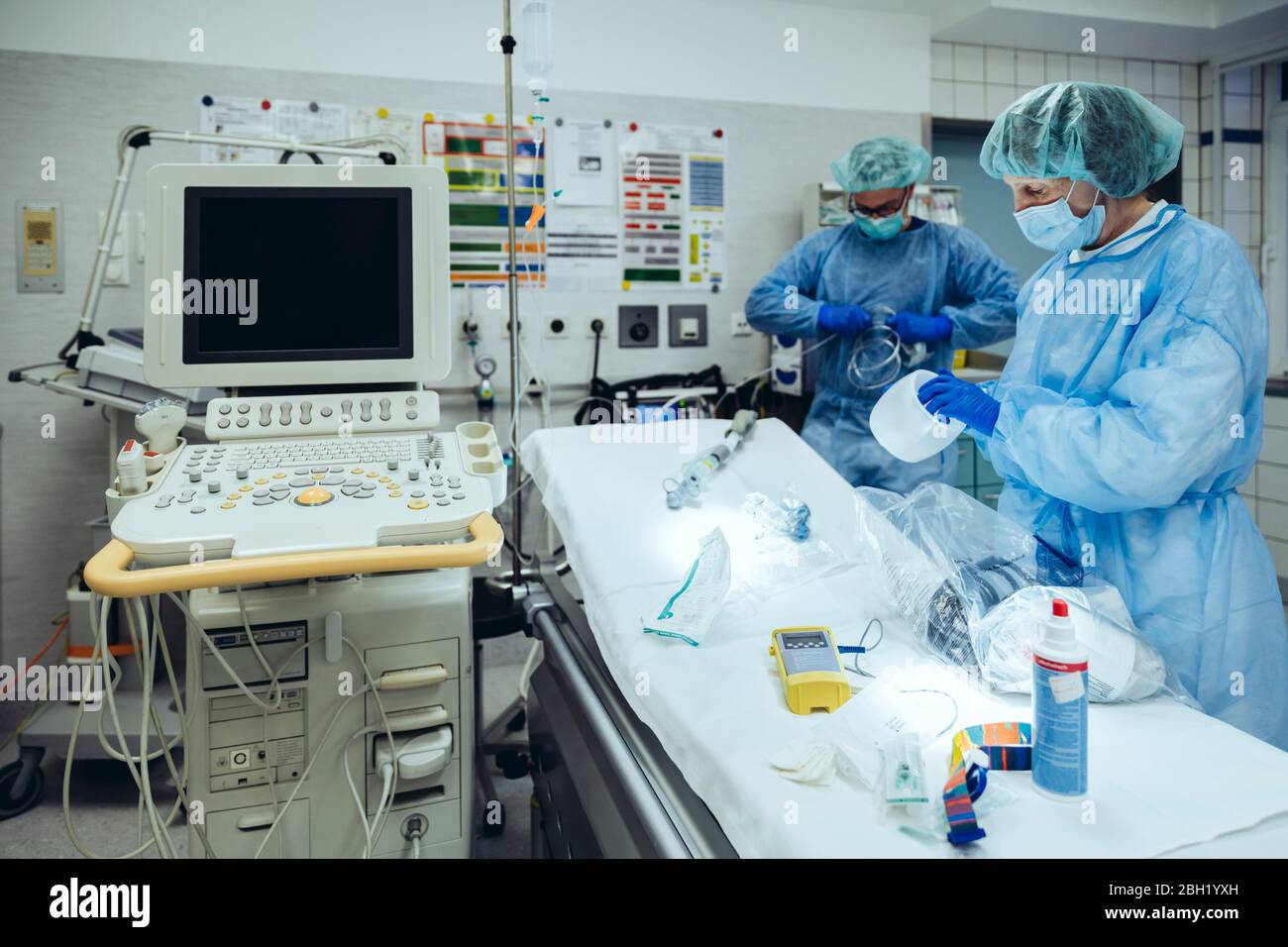Doctors preparing trauma room of a hospital Stock Photo - Alamy