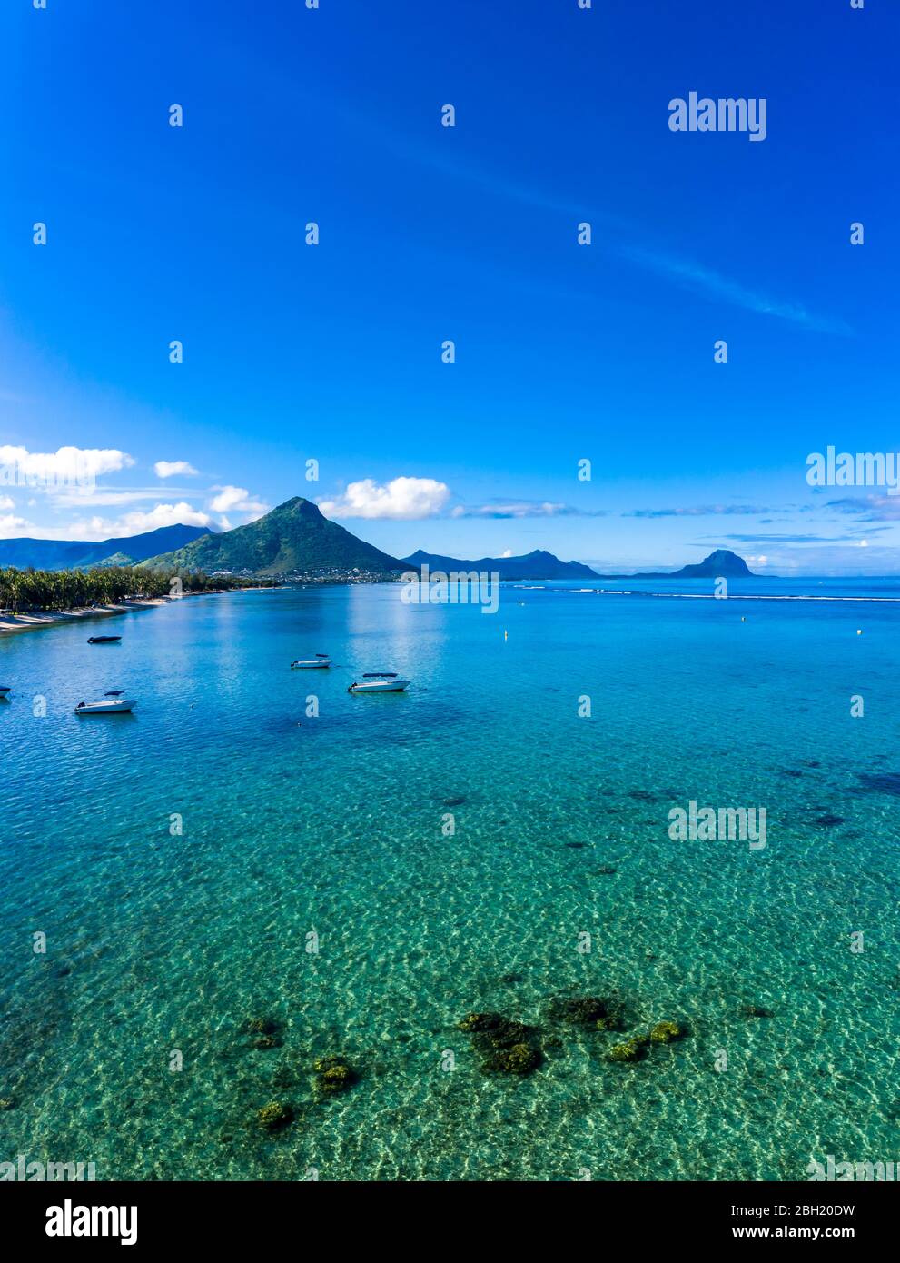 Background scene ocean mountain hi-res stock photography and images - Alamy