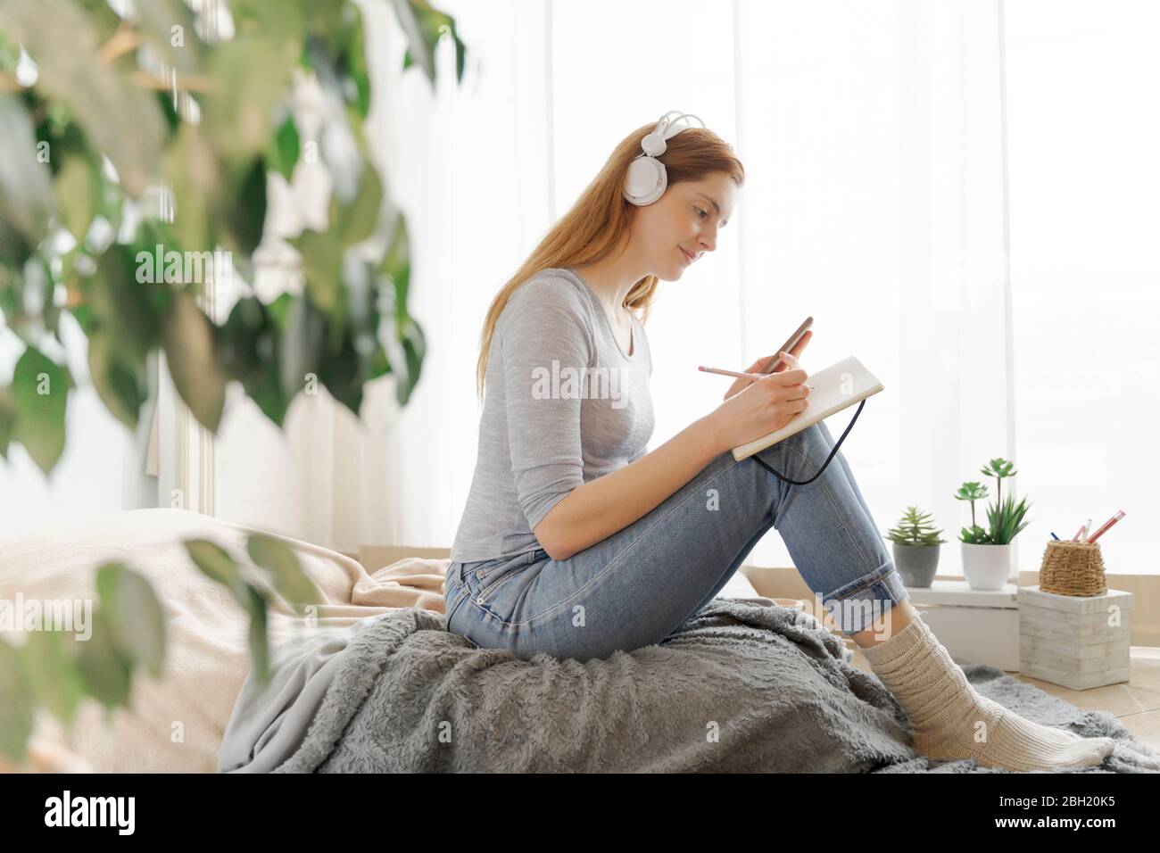 Person listening taking notes hi-res stock photography and images - Alamy
