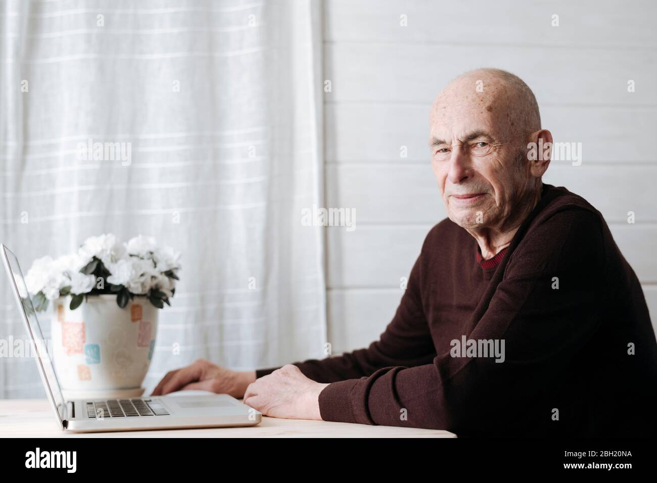 Old man sitting hi-res stock photography and images - Alamy