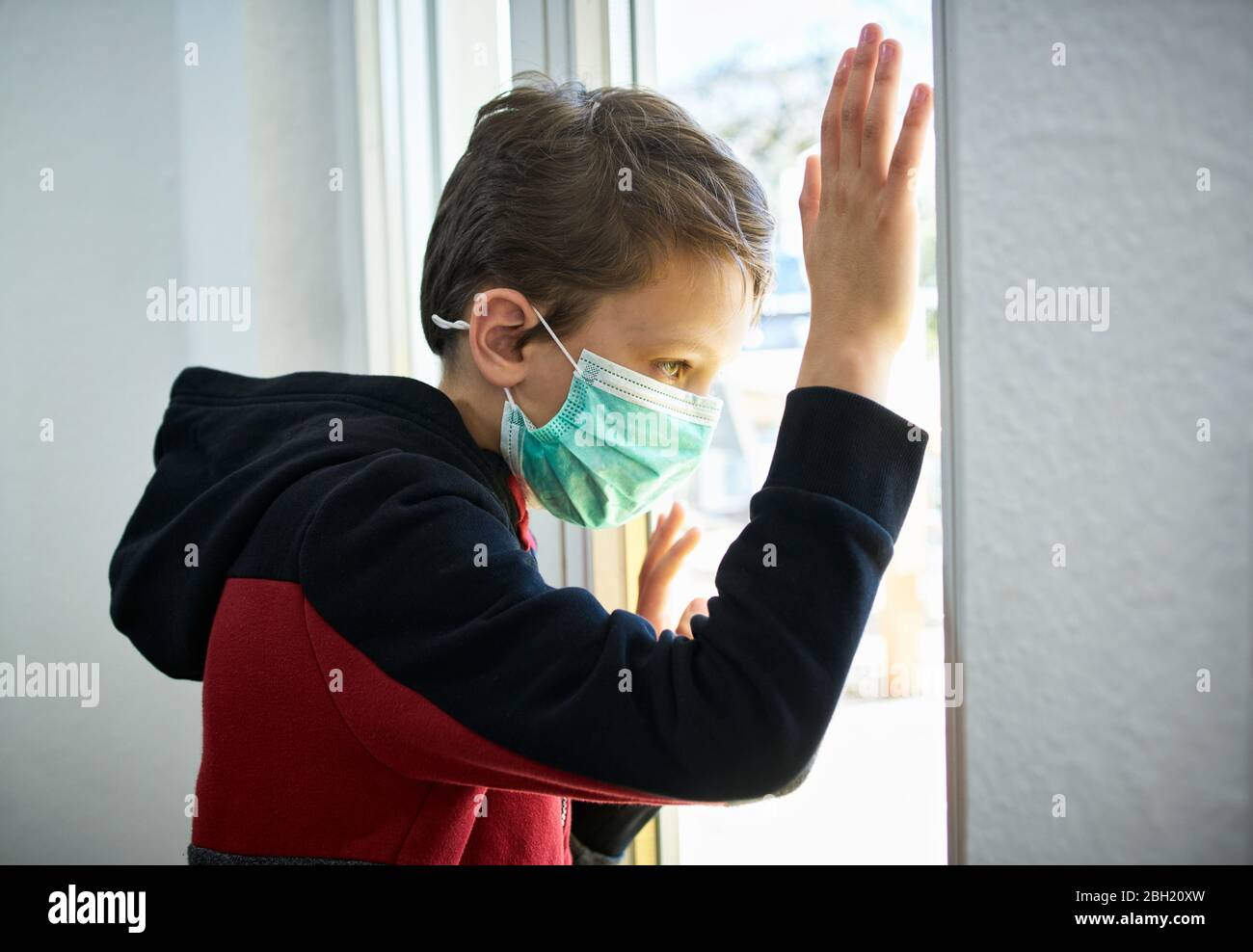 Boy looking out window sad hi-res stock photography and images - Alamy