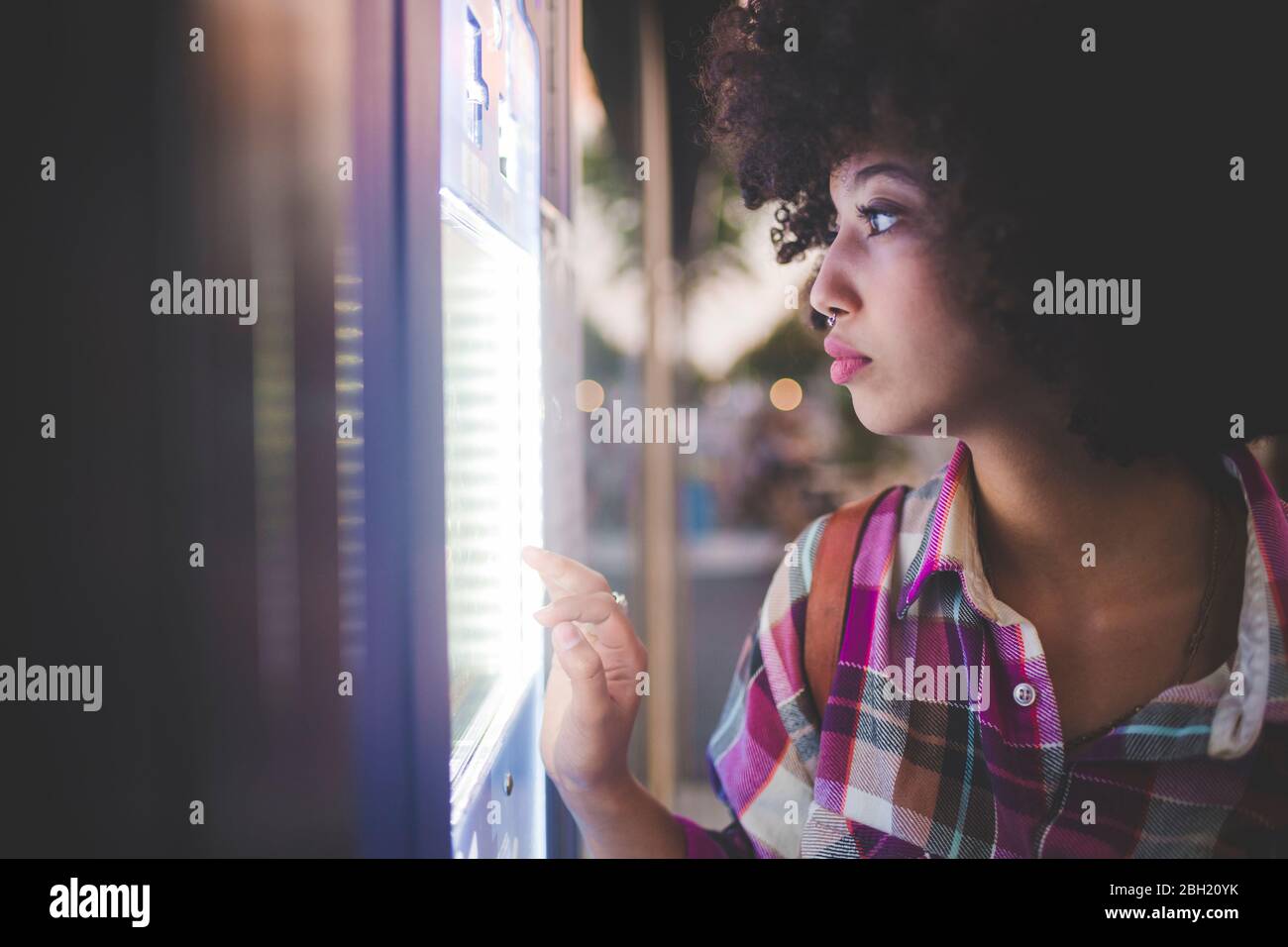 People using vending machine hi-res stock photography and images - Alamy