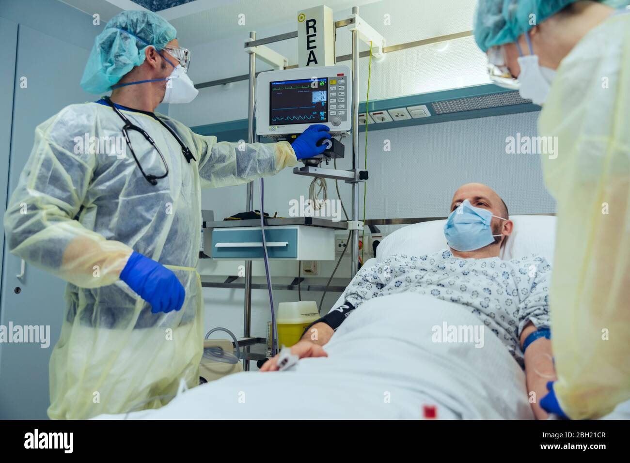 Doctors caring for patient in emergency care unit of a hospital Stock ...