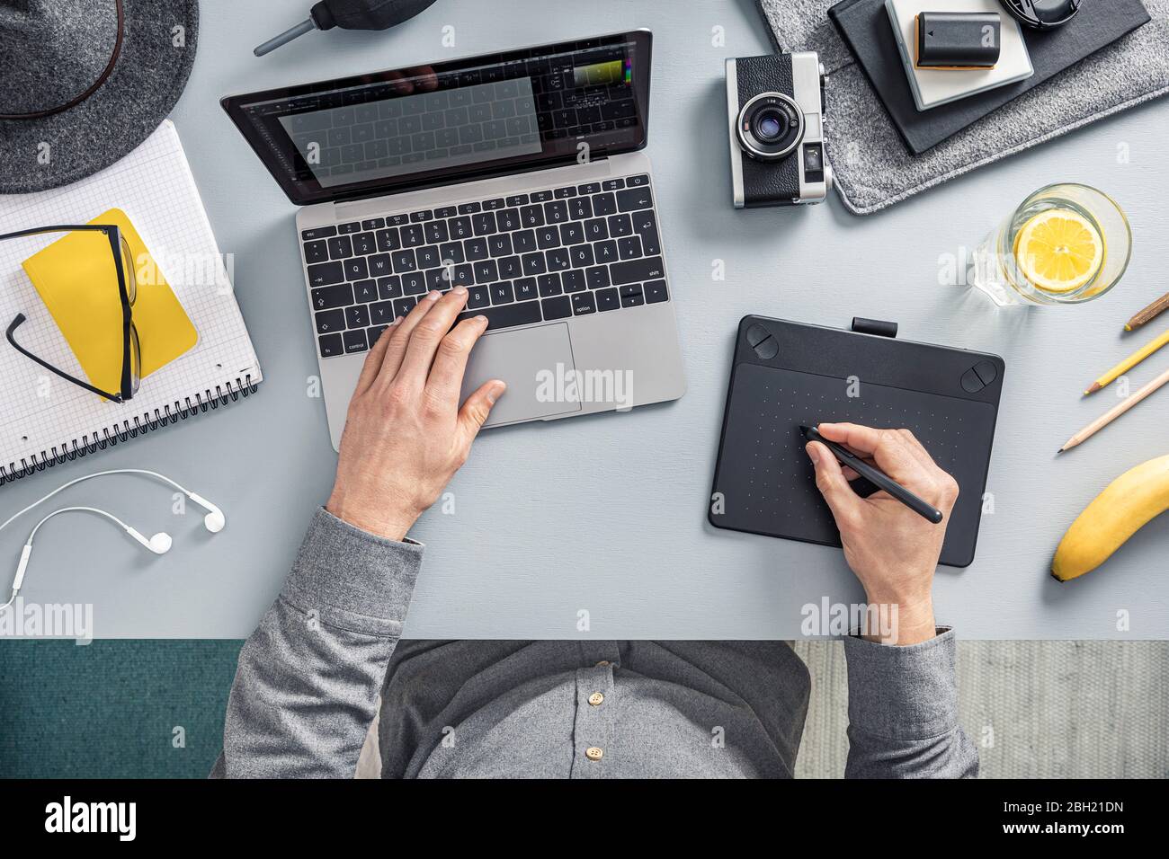 Man working banana hi-res stock photography and images - Alamy