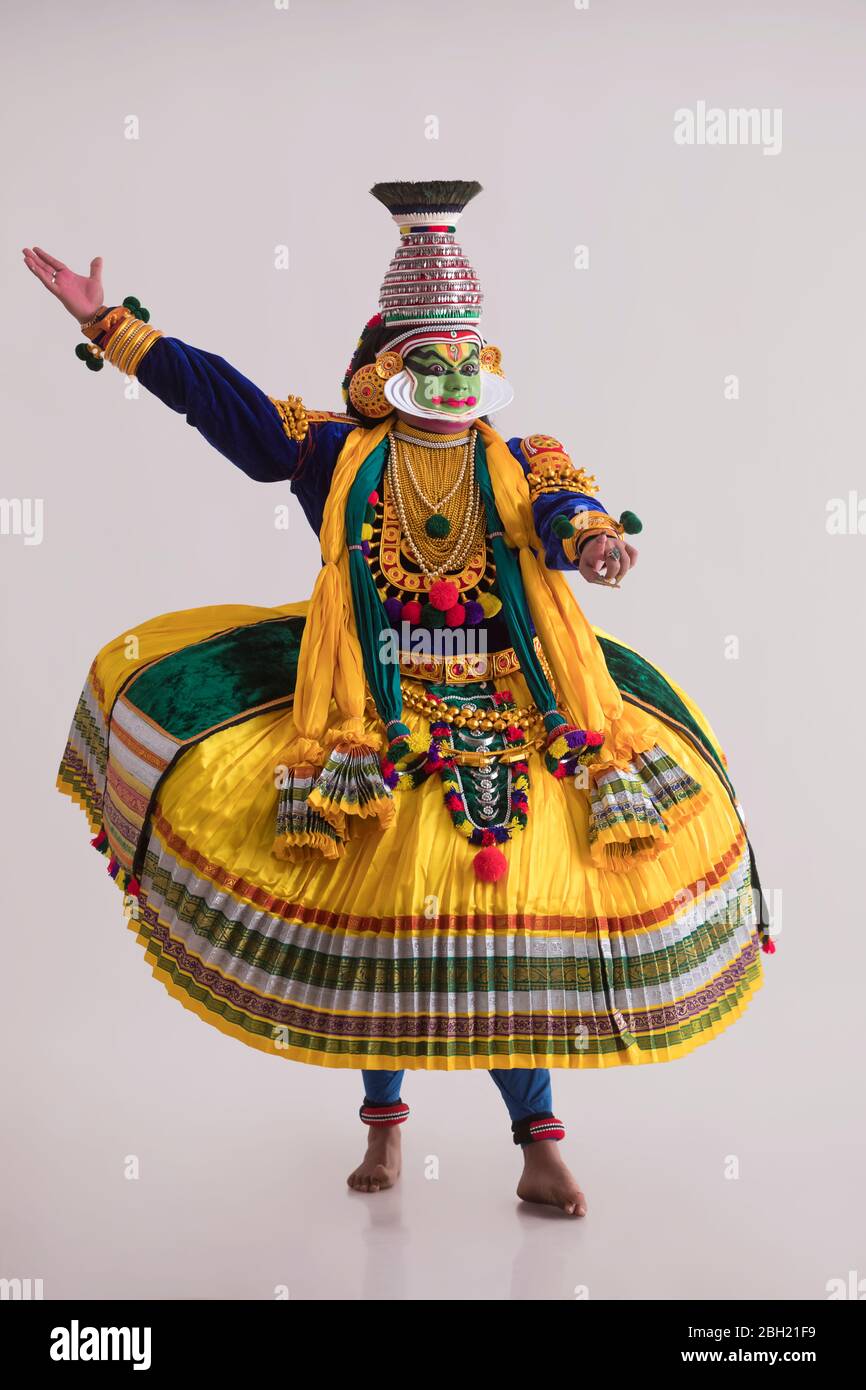 Kathakali dancer performing Stock Photo - Alamy