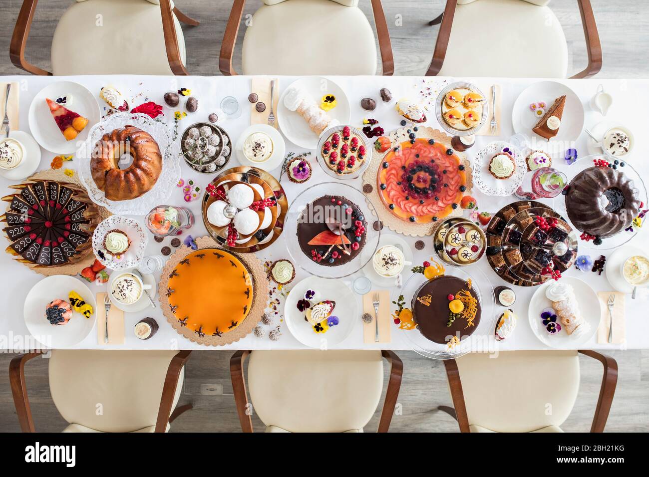 Dining table above view hi-res stock photography and images - Alamy