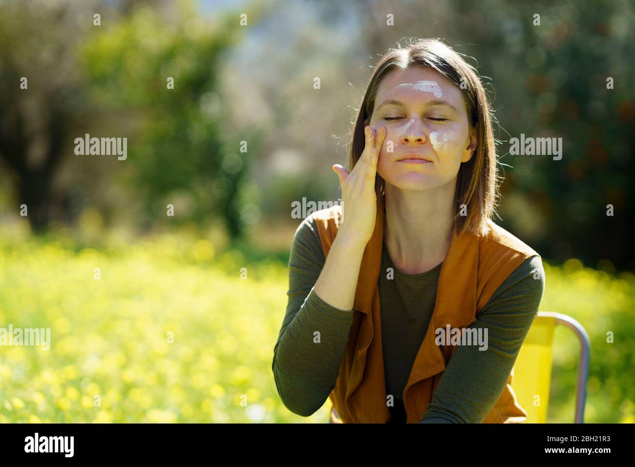 Applying sunscreen hi-res stock photography and images - Alamy
