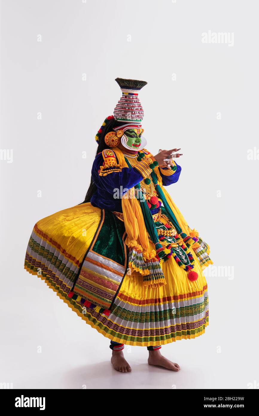Kathakali dancer giving a dance performance Stock Photo - Alamy