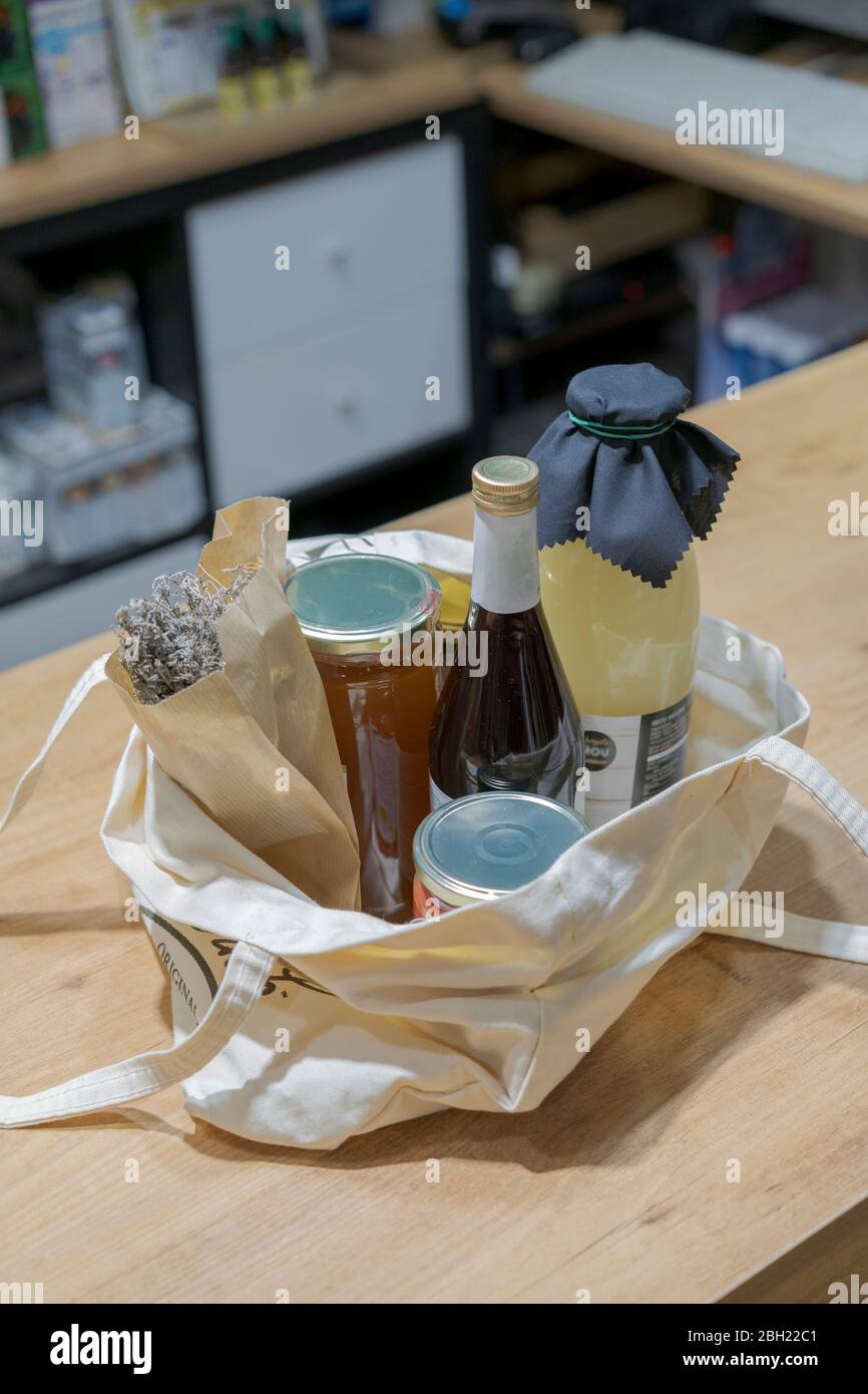 Deli counter grocery store hi-res stock photography and images - Alamy
