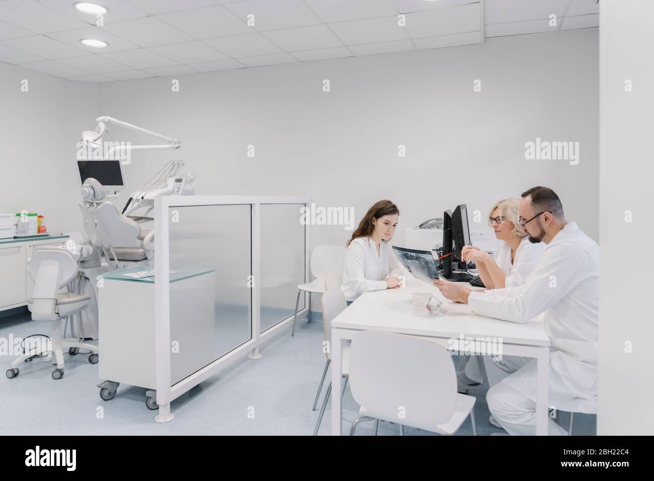 Dentist talking ray results hi-res stock photography and images - Alamy