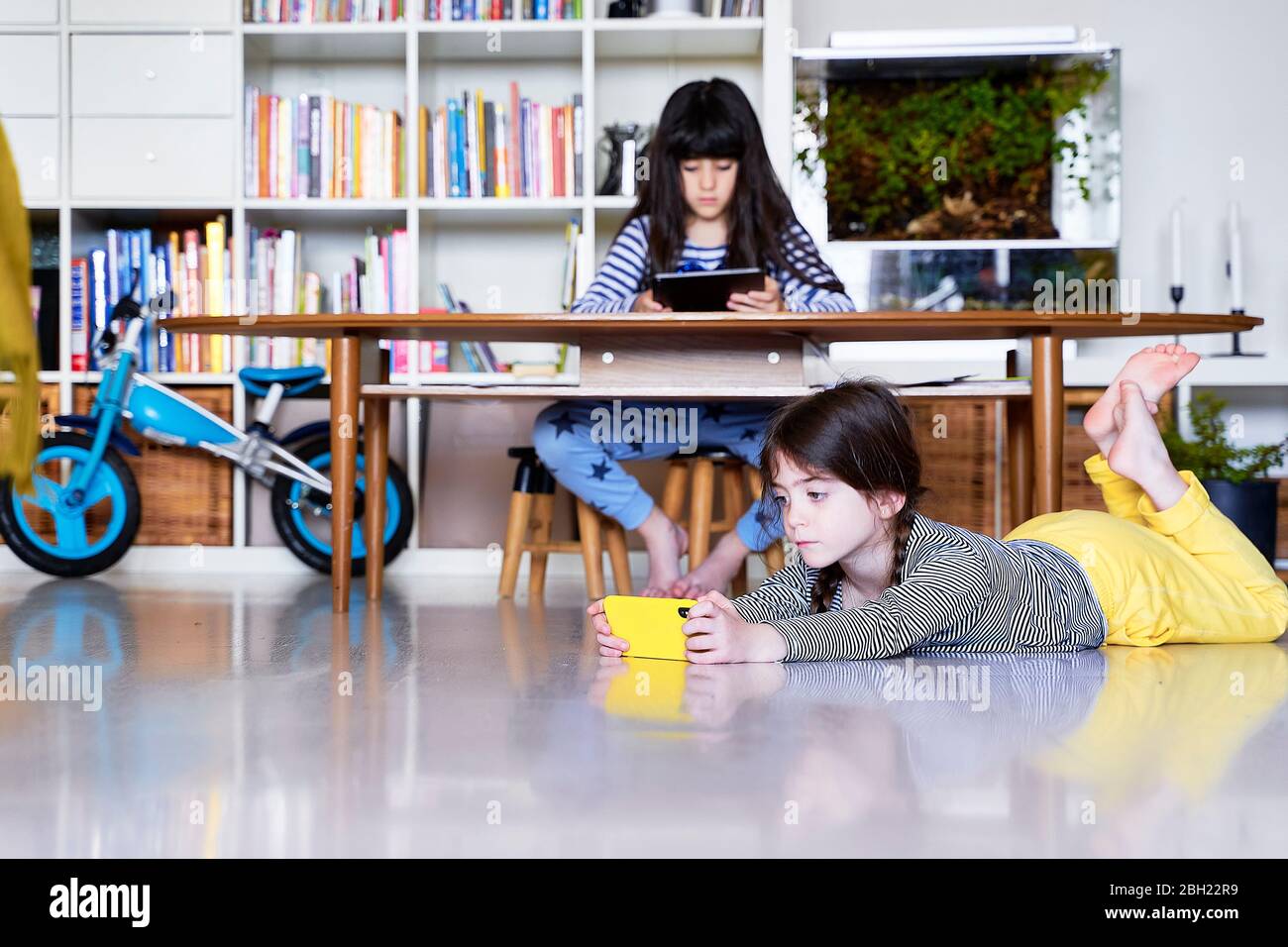 Children and electronic devices hi-res stock photography and images - Alamy