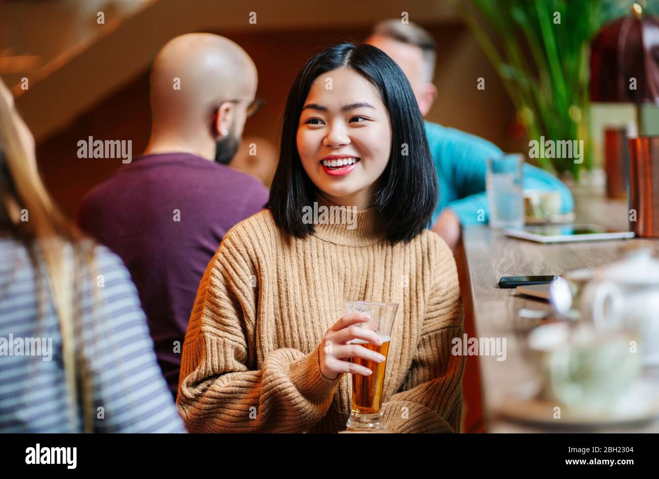 Woman sitting bar hi-res stock photography and images - Alamy