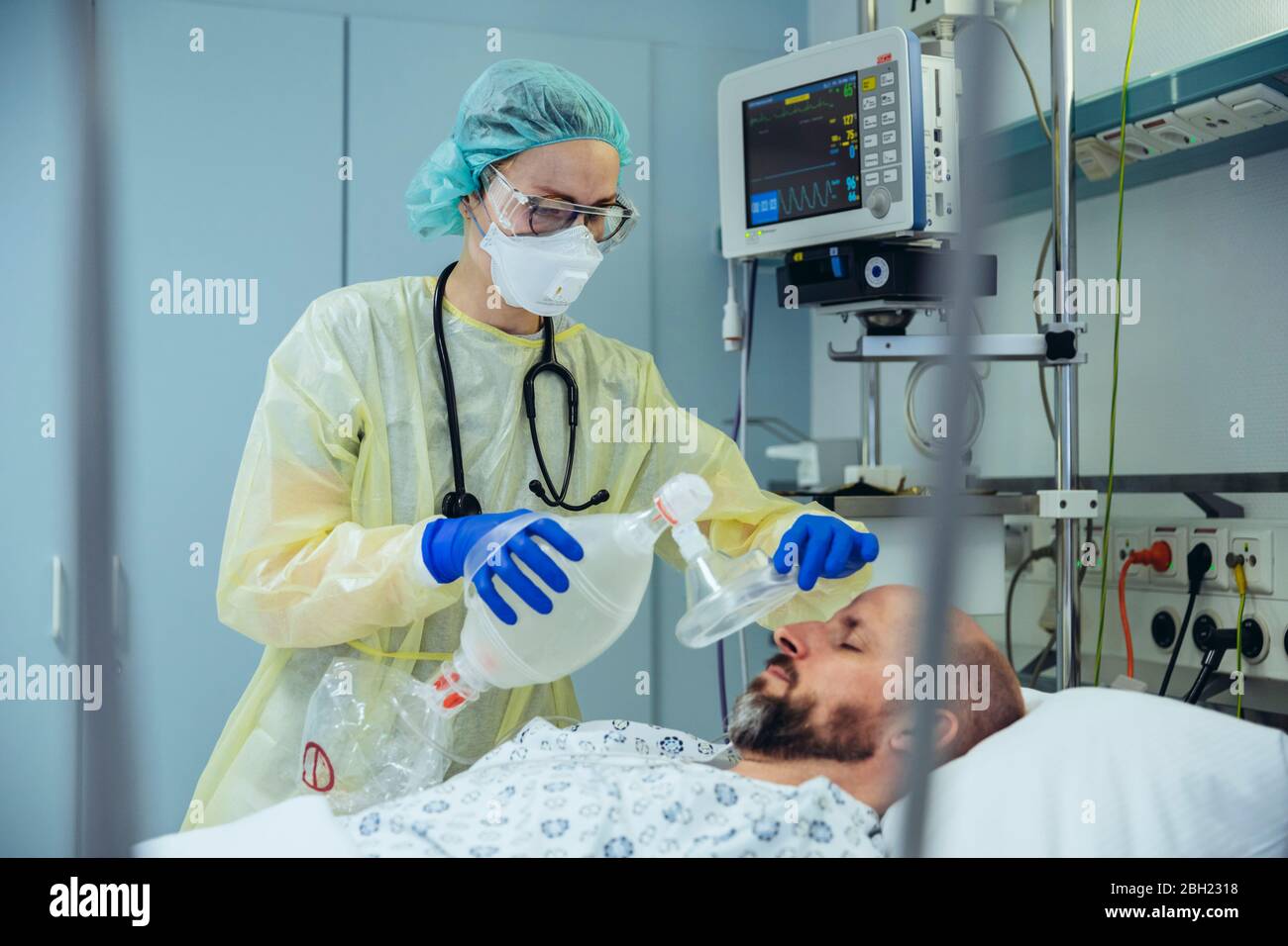 Bag valve mask hi-res stock photography and images - Alamy