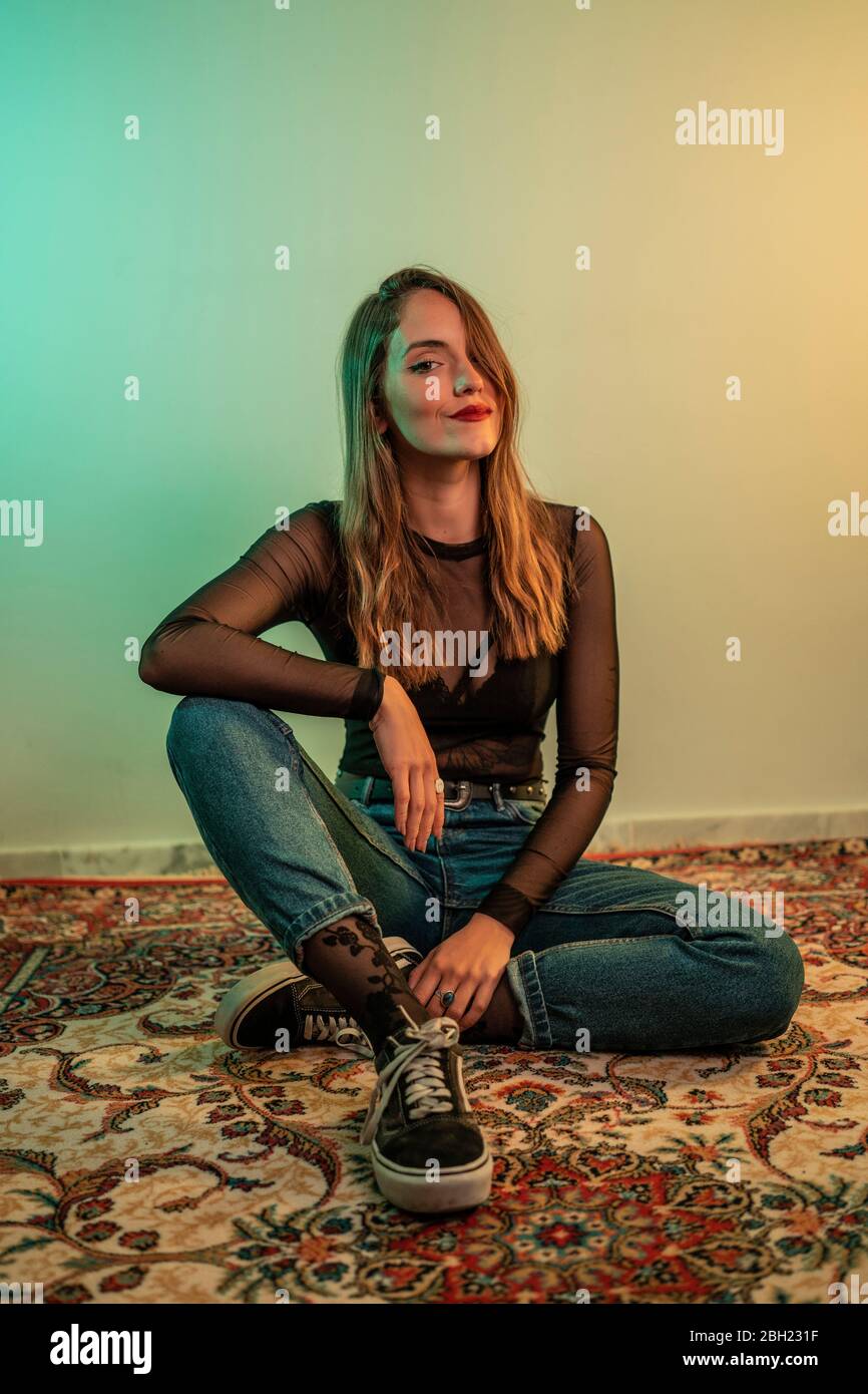 People sitting on carpet hi-res stock photography and images - Alamy