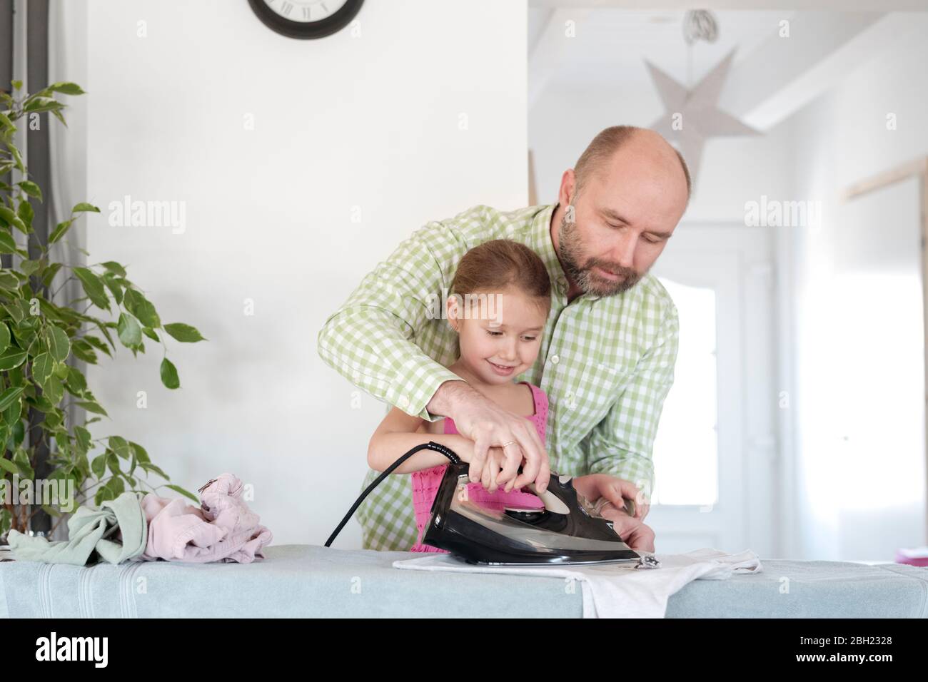Father children home chores hi-res stock photography and images - Alamy